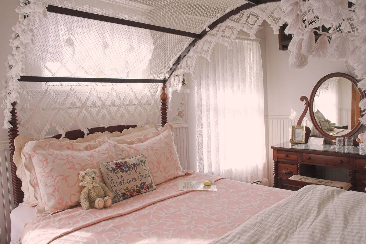 Quarto standard, 1 cama Queen, banheira de hidromassagem (Room C) | Quartos à prova de som, ferros/tábuas de passar roupa, Wi-Fi de cortesia