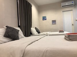 Quarto quádruplo premium | Escrivaninha, camas extras/dobráveis (sobretaxa), Wi-Fi de cortesia