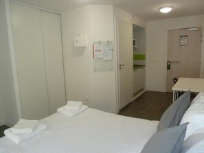 Quarto Duplo Comfort, 1 cama de casal, varanda | Secretária, quartos insonorizados, ferro/tábua de engomar, Wi-fi grátis 