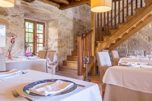 Pequenos-almoços, almoços, jantares servidos, cozinha espanhola 