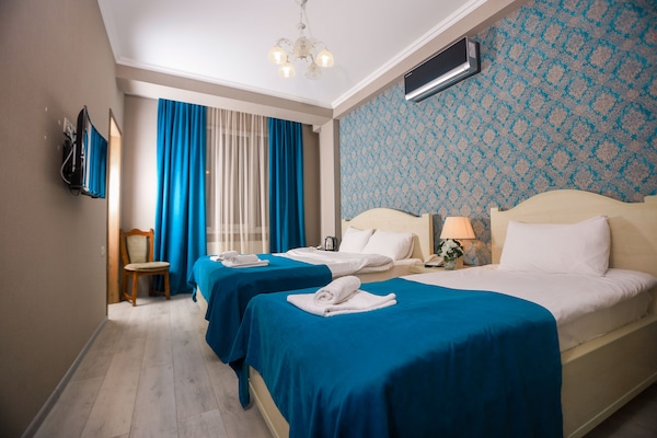 Quarto família | Frigobar, individualmente decorados, escrivaninha, cortinas blackout