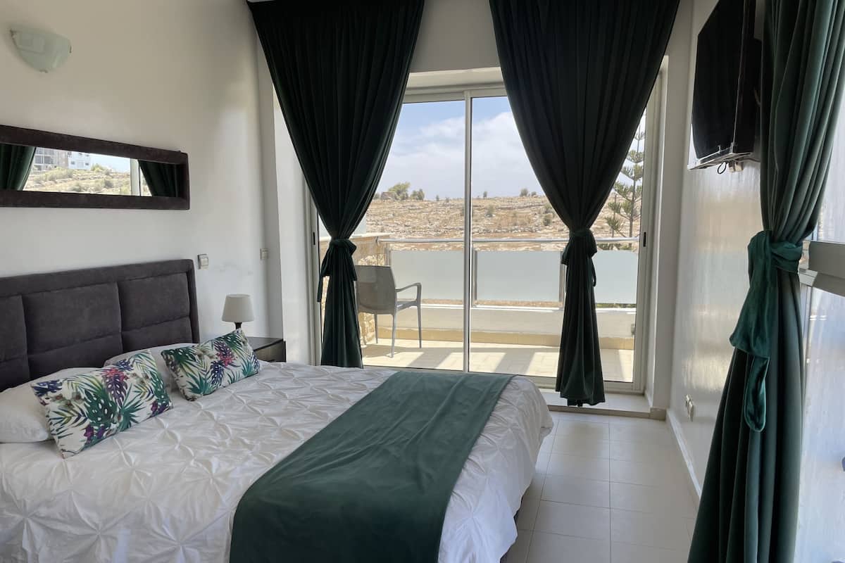 Quarto Duplo, terraço, Vista para a cidade | Cortinas/cortinados opacos, berços/camas para crianças grátis