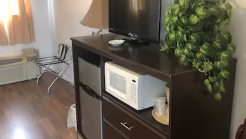 Quarto, 2 camas de casal | Escrivaninha, Wi-Fi de cortesia, roupa de cama