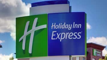 Placa de um Holiday Inn Express com um logotipo 'H' em destaque.