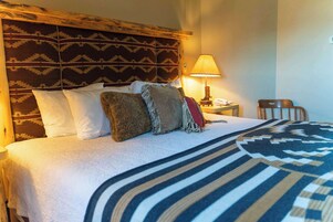 Quarto Standard, 1 cama king-size, não fumadores | Roupa de alta qualidade, cortinas/cortinados opacos 