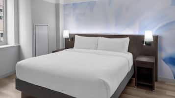 Suite, 1 cama king-size (Mobility Accessible, Roll-in Shower) | Roupa de alta qualidade, edredões de penas, camas de colchão pillowtop