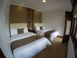 Edredons de pluma, cofres nos quartos, escrivaninha