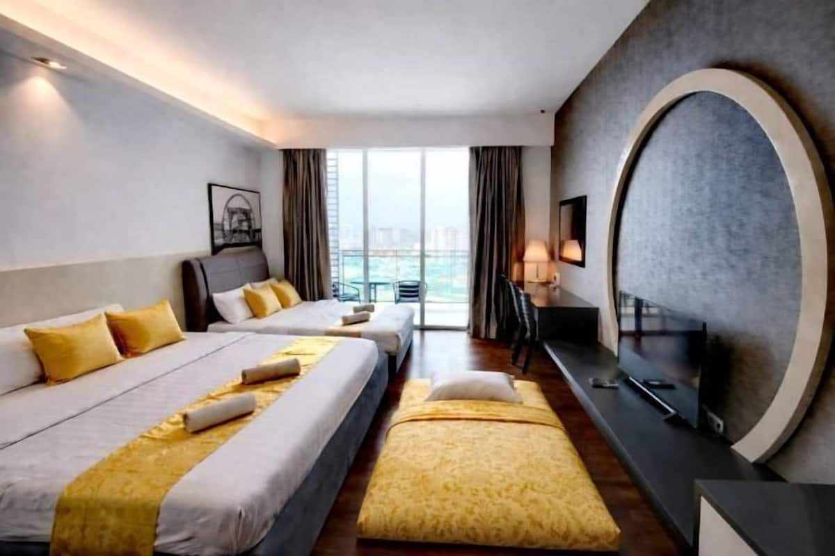 Escrivaninha, espaço de trabalho para notebook, cortinas blackout