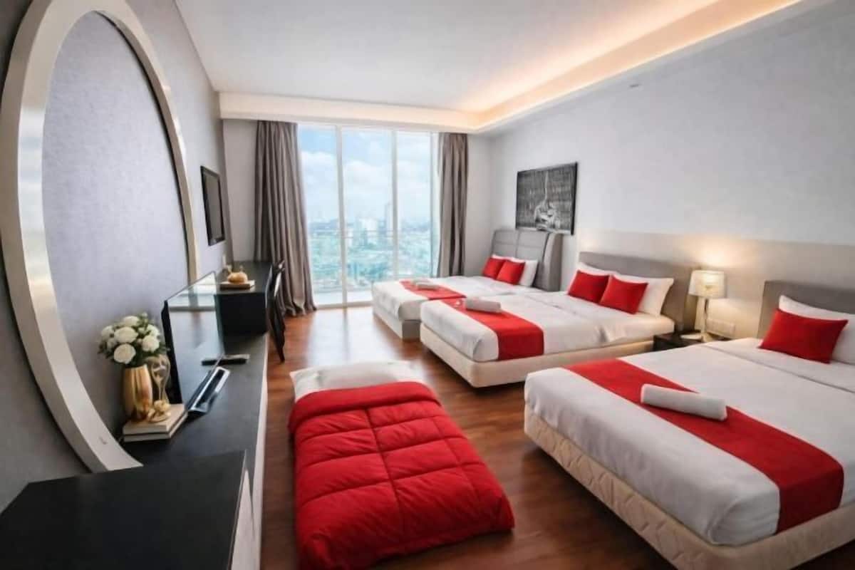 Escrivaninha, espaço de trabalho para notebook, cortinas blackout