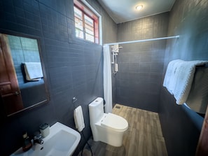 Cabana design | Banheiro | Chuveiro, chuveiro com efeito de chuva, produtos de toalete grátis