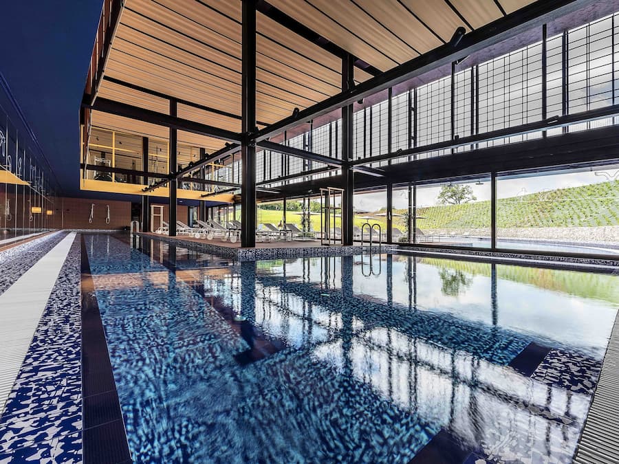 Piscina interna, piscina externa sazonal, espreguiçadeiras