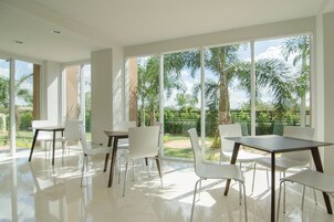 Café da manhã, almoço e jantar; culinária tailandesa 