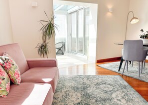 Apartamento premium, 2 quartos, terraço, vista para o rio | Área de estar | TV de tela plana