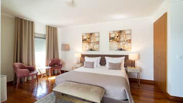 Apartamento premium, 2 quartos, terraço, vista para o rio | Edredons de pluma, escrivaninha, ferros/tábuas de passar roupa