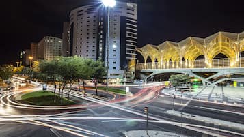 Fachada da propriedade à noite