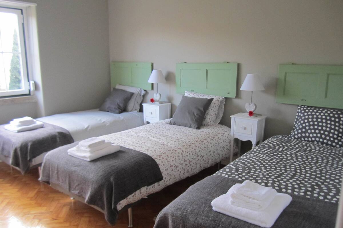Quarto Triplo, 3 camas individuais, casa de banho partilhada | Berços/camas para crianças grátis, Wi-fi grátis 