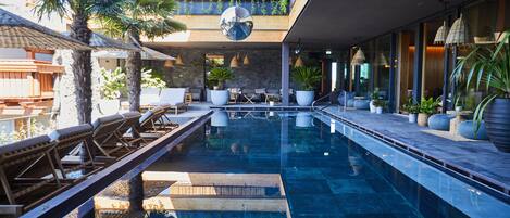 Piscina interior, piscina exterior, espreguiçadeiras