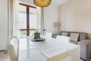 Apartamento superior, 2 quartos, no jardim | Área de estar | TV LED 32 polegadas com canais via satélite, TV