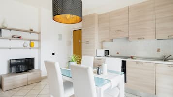 Apartamento luxo, 2 quartos, terraço | Área de estar | TV LED 32 polegadas com canais via satélite, TV