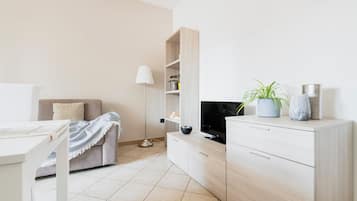 Apartamento luxo, 1 quarto, terraço | Área de estar | TV LED 32 polegadas com canais via satélite, TV