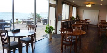 Pequenos-almoços servidos, cozinha local 