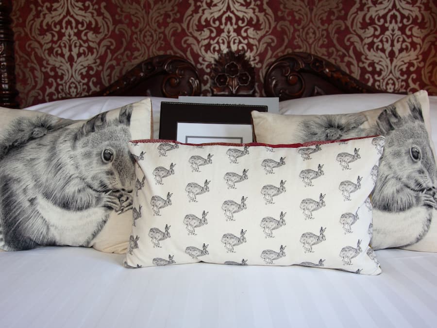 Quarto Duplo (Four Poster Bed) | Com decoração personalizada, com mobília individualizada