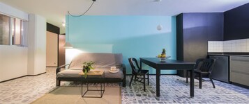 Suite Superior, 1 quarto, kitchenette, vista para o pátio | Sala de estar | Smart TV 