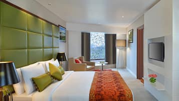 Suite | Minibar, cofre no quarto, secretária, cortinas/cortinados opacos