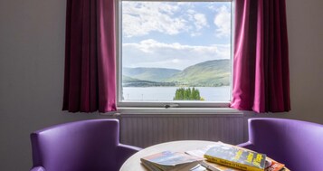 Quarto Duplo (with Loch View) | Com decoração personalizada, com mobília individualizada, secretária