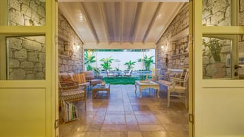 Área de estar no saguão