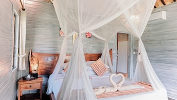 Quarto casal luxo | 1 quarto, escrivaninha, Wi-Fi de cortesia, roupa de cama