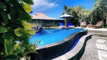 Piscina externa, espreguiçadeiras