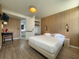 Quarto Duplo, acessível | Roupa de alta qualidade, secretária, cortinas/cortinados opacos 