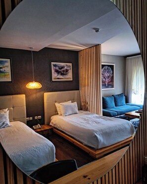 Quarto Duplo ou Twin Deluxe, vista para a piscina | Minibar, cofre no quarto, Wi-fi grátis, roupa de cama fornecida
