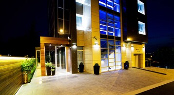 Fachada do alojamento (tarde/noite)