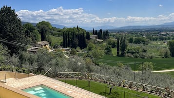 Piscina exterior sazonal, da(s) 8:30 à(s) 20:30, guarda-sóis