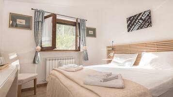 Quarto Twin Premium, 1 cama de casal, casa de banho privativa, vista para o vale (Camera Luna 5) | Roupa de alta qualidade, com decoração personalizada