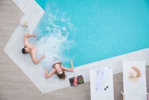 Piscina externa, guarda-sóis, espreguiçadeiras