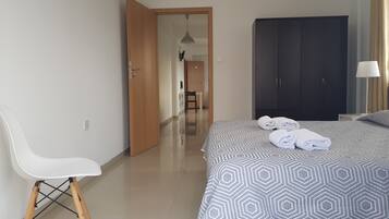 Standard Suite with Terrace, 1 Bedroom | Secretária, cortinas/cortinados opacos, ferro/tábua de engomar