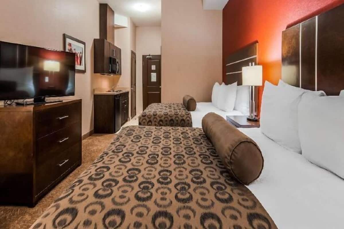 Camas com colchões pillow-top, escrivaninha, cortinas blackout