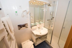 Quarto Duplo Económico | Casa de banho | Um polibã, toalhas fornecidas