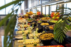 Buffet com diversos alimentos e utensílios.