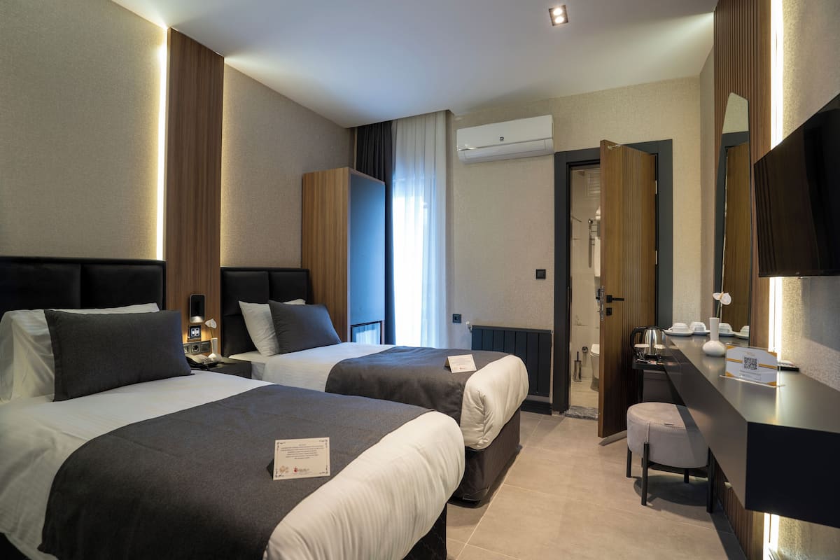 Quarto Duplo ou Twin Standard | Roupa de alta qualidade, minibar, cofre no quarto