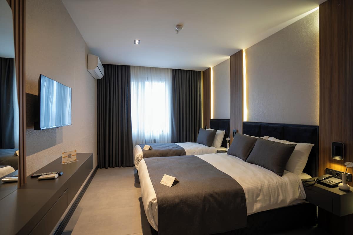 Quarto Triplo Standard | Roupa de alta qualidade, minibar, cofre no quarto