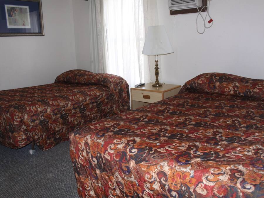 Quarto, 2 camas de casal | Cortinas/cortinados opacos, Wi-fi grátis, roupa de cama fornecida