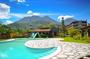 Piscina externa, guarda-sóis