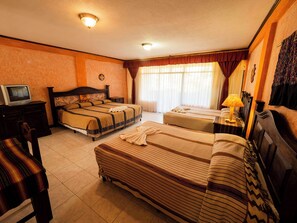 Quarto triplo standard | Escrivaninha, Wi-Fi de cortesia, roupa de cama