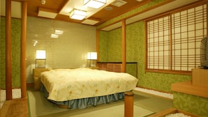 Quarto japonês tradicional com tatames, futon baixo e biombos shoji.