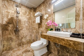 Quarto clássico | Banheiro | Produtos de toalete grátis, secador de cabelo, chinelos