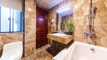 Quarto casal luxo | Banheiro | Produtos de toalete grátis, secador de cabelo, chinelos, bidê